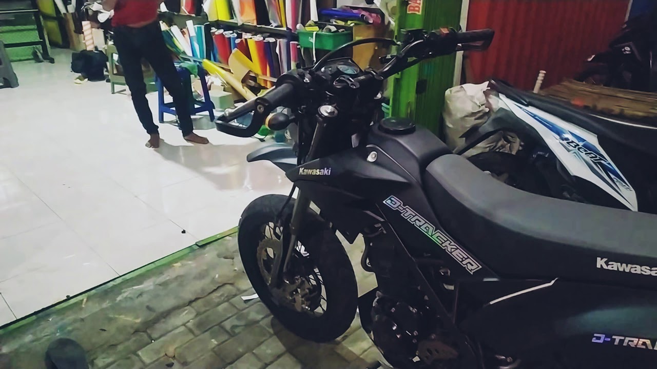 Modifikasi Simpel Kawasaki D-Tracker 150cc Black Doff - YouTube