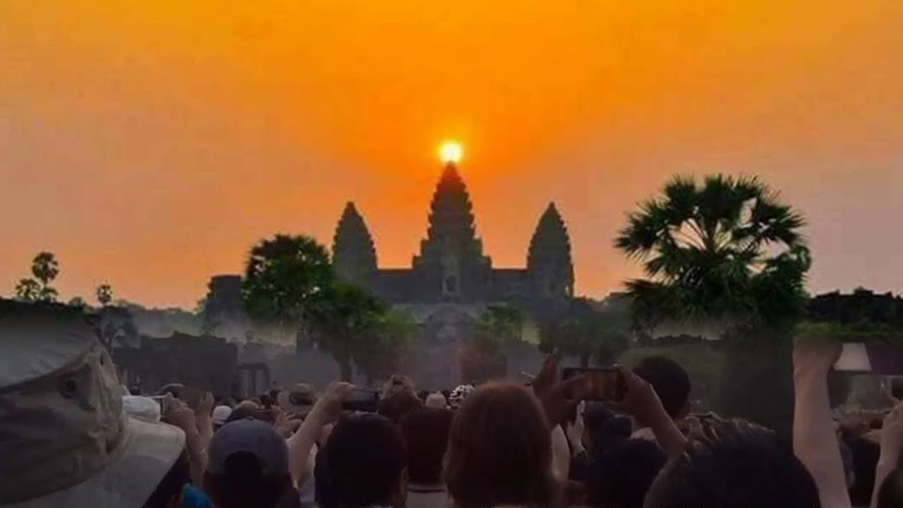Angkor Wat Temple Amazing Sun and Moon in the middle of summit of ...