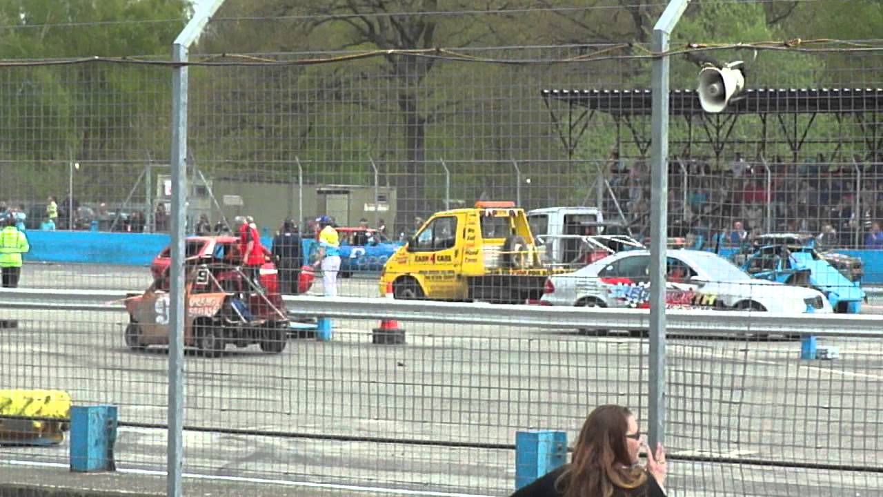 Reliant Robin Banger Racing - Aldershot 5th May 2013 - YouTube