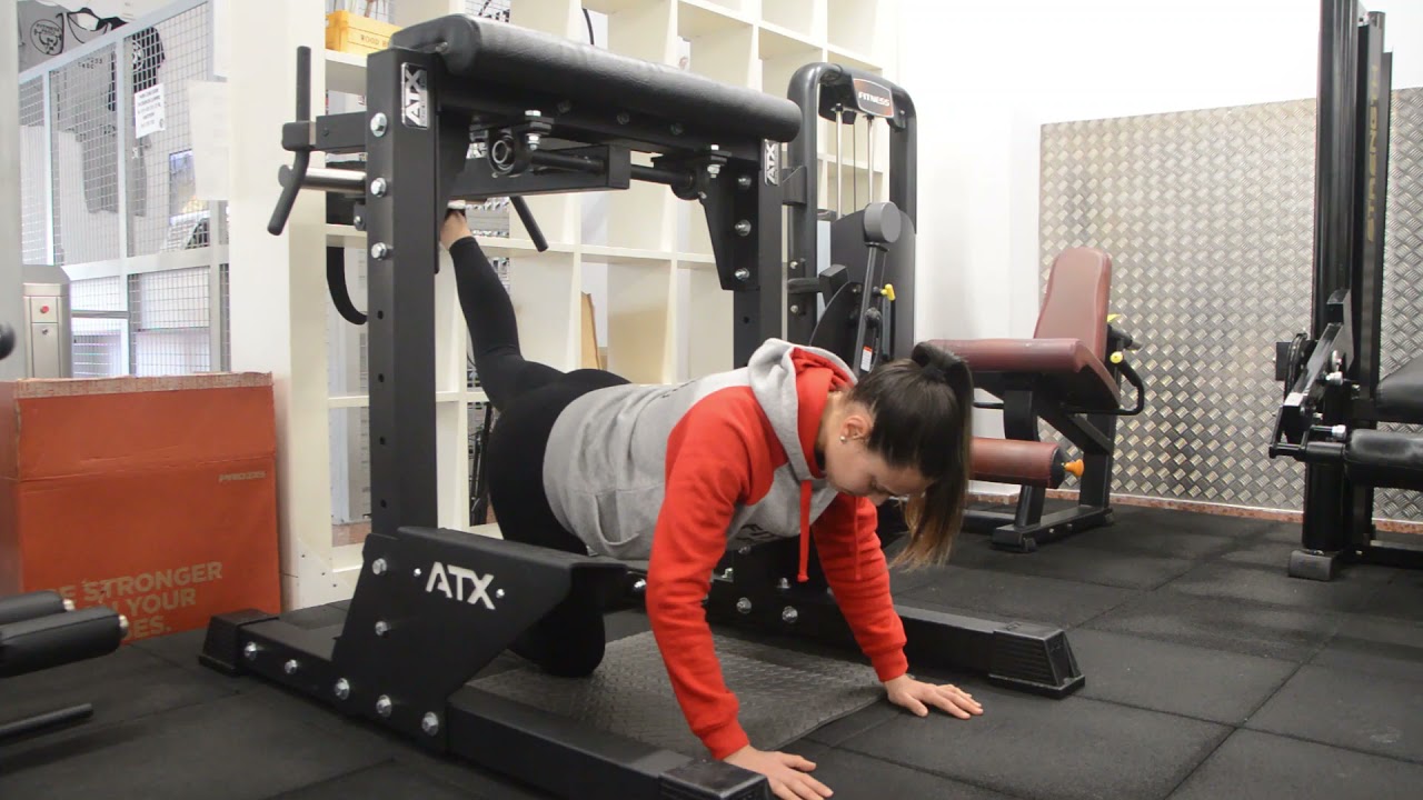 Patada de glúteo en cuadrupédia en maquina de hiperextensiones - YouTube