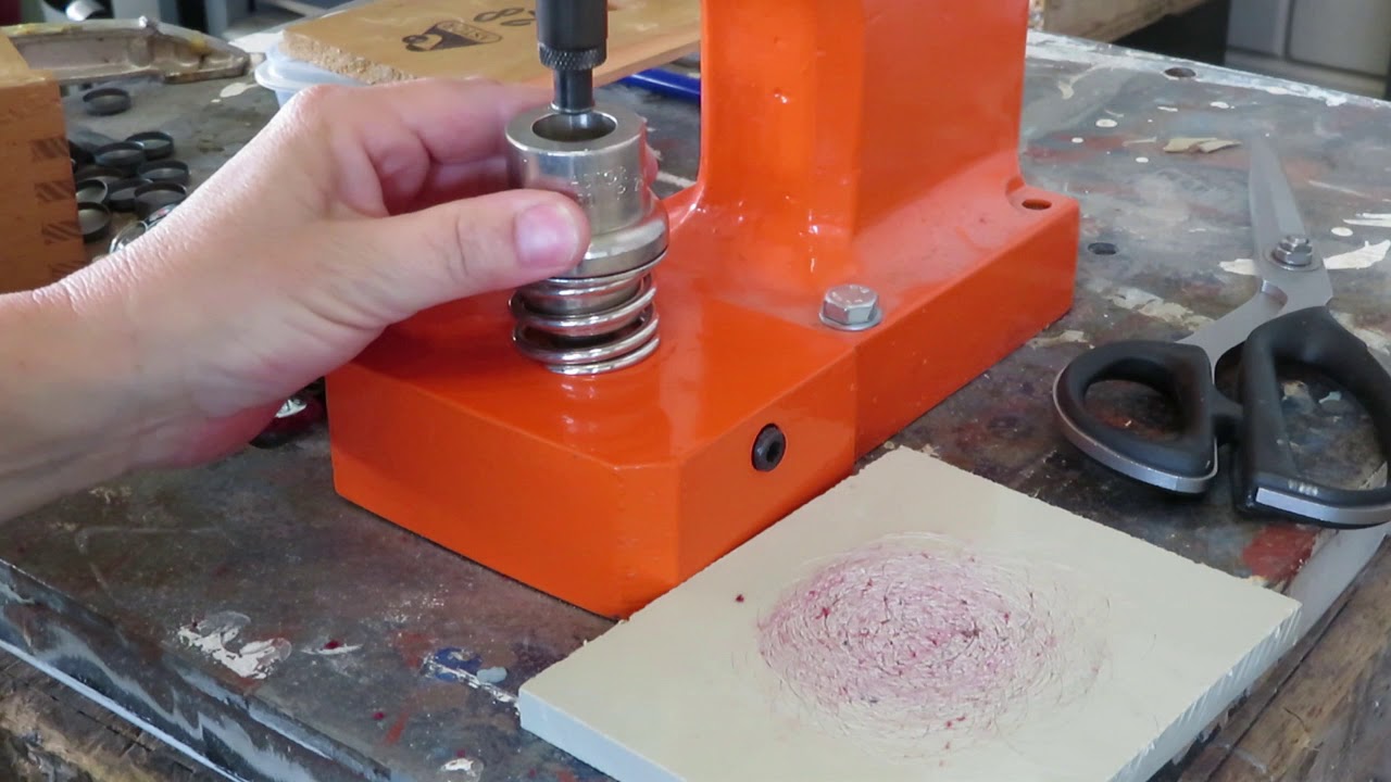 Handpers machine Gestoffeerde knopen maken - YouTube