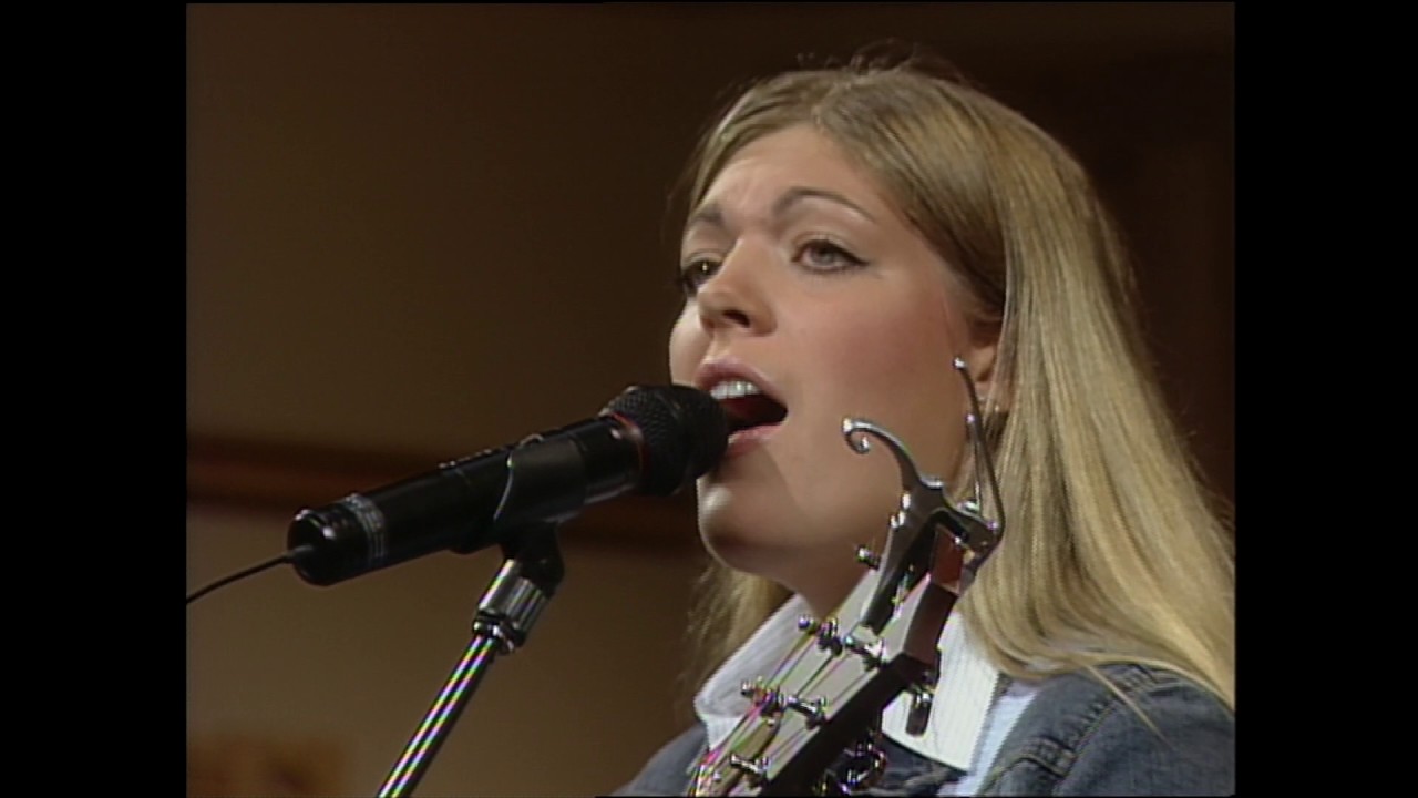 Sheryl Stacey - In Your Arms Acoustic 2001 - YouTube