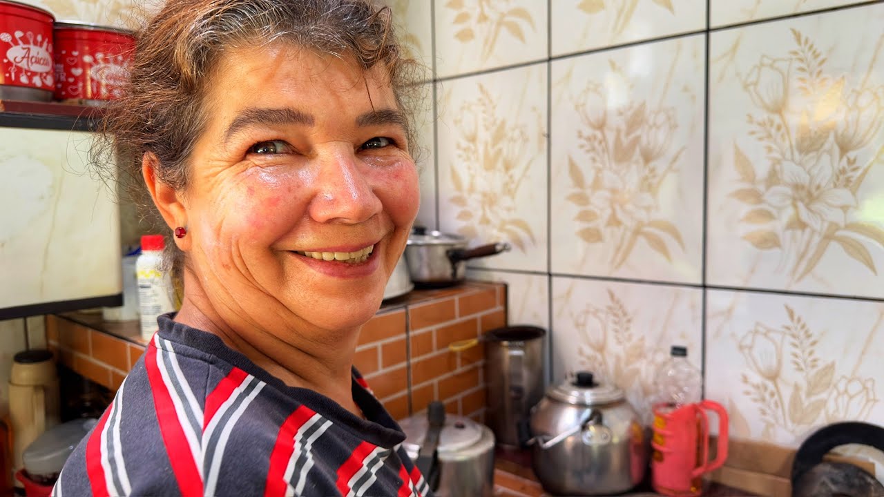 DONA VICENTINA DIFÍCIL DE ACREDITAR-MAIS ELA FAZ DE TUDO NA ROÇA - YouTube