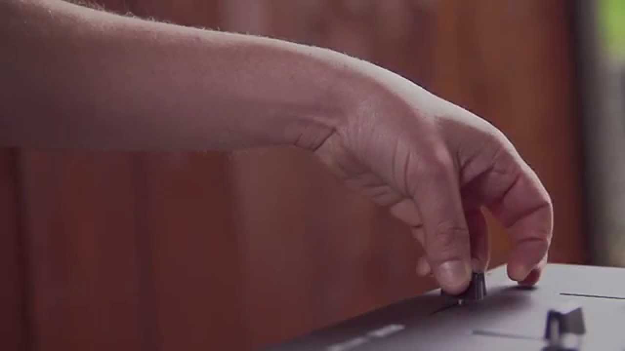 DJ Woody Crab scratch in slow motion - YouTube