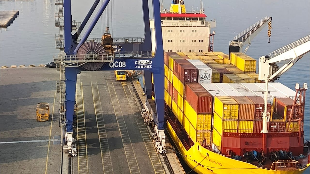 This is the Inside of a Massive Container Ship Operation: Unloading the ...