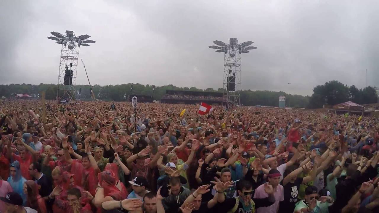 DEFQON.1 2016 Power Hour - Crowd Games - YouTube