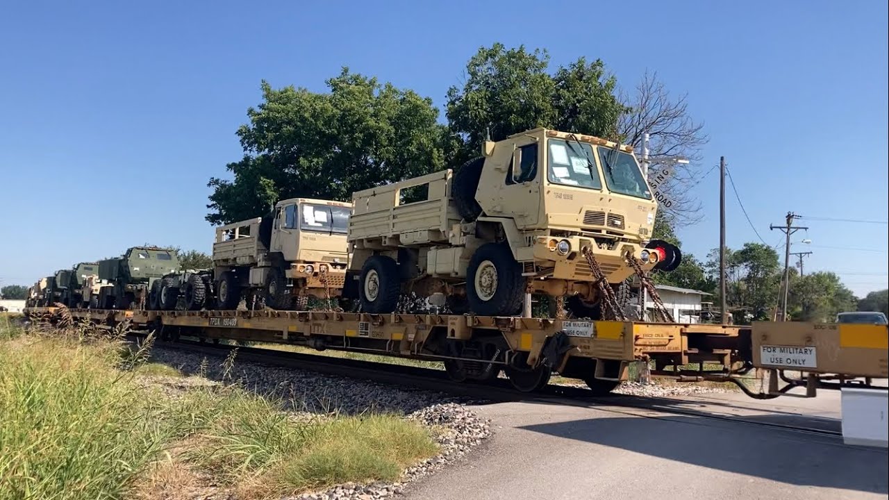 Union Pacific MFWWT with Military Equipment & NW Hopper at Boyd, TX ...