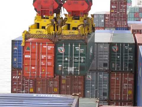 Twin spreader operations in Yangshan container terminal - YouTube