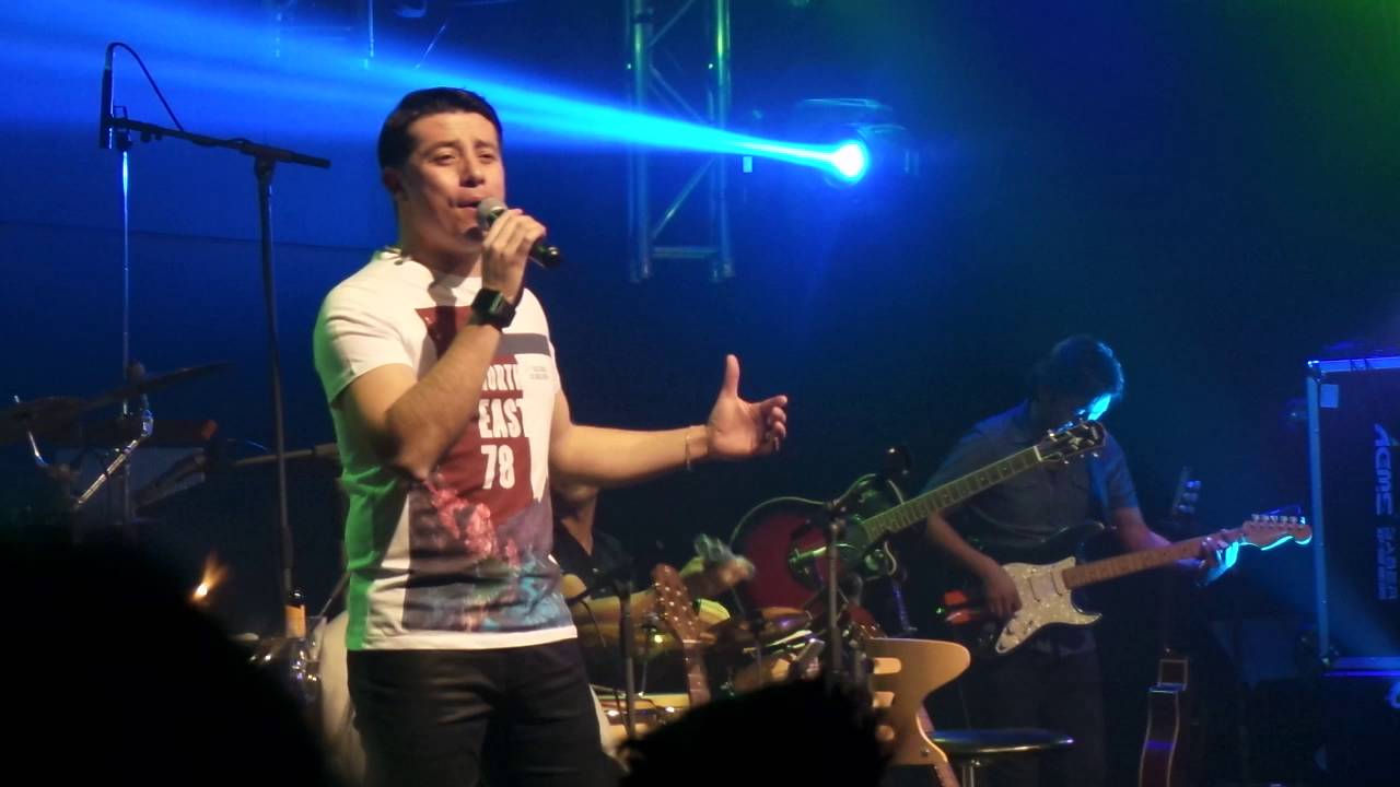 Leandro Martínez - Deja de llorar (Concierto 15 años) - YouTube