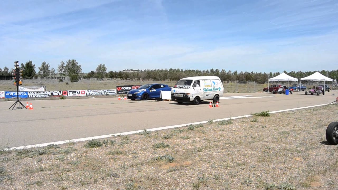 nissan vanette v8 vs +300hp renault megane rs Drag Race - YouTube