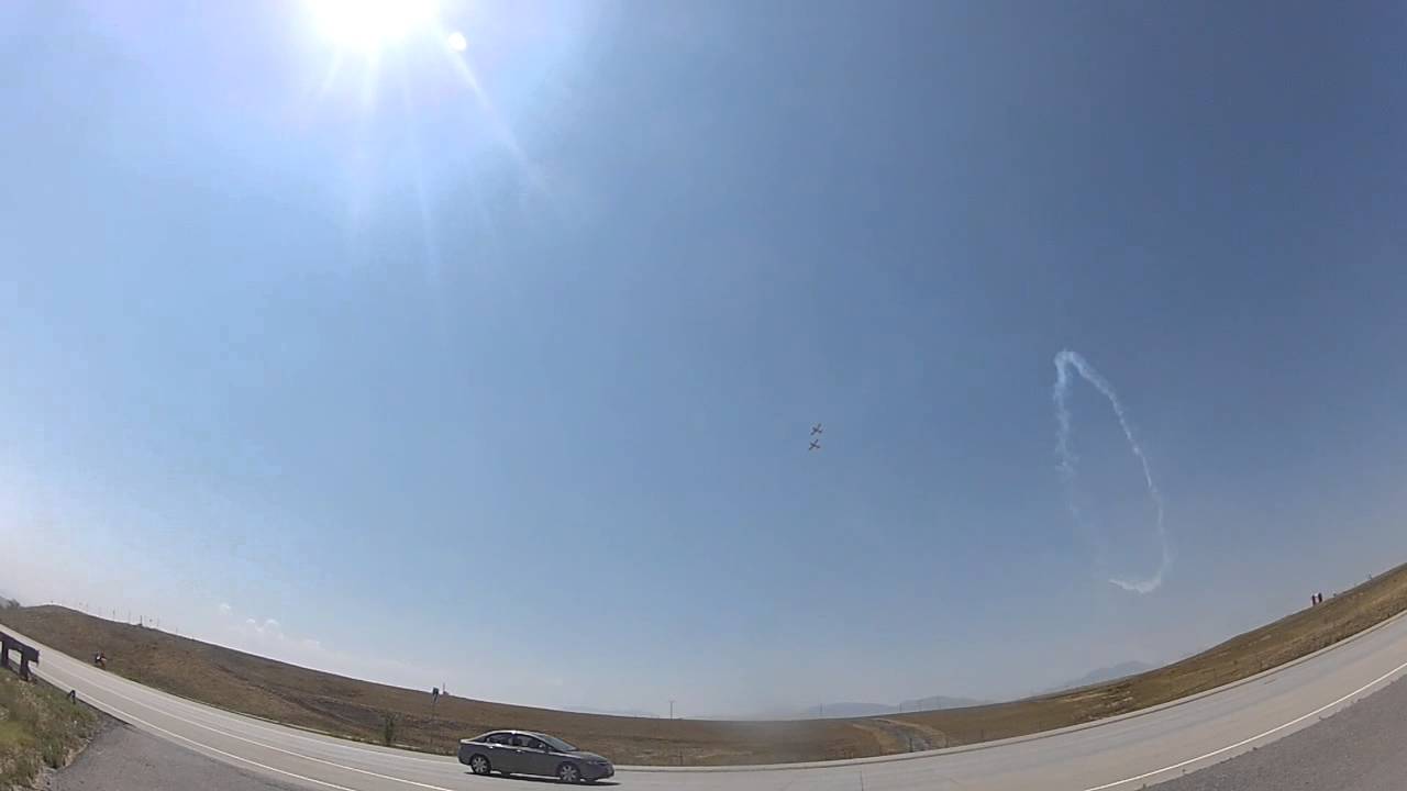 Air Show Airplane Loop de Loop Pilots - YouTube
