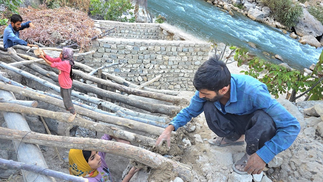 Building a stone and earthen hut with oak wood: 🛖a shelter for the cold ...