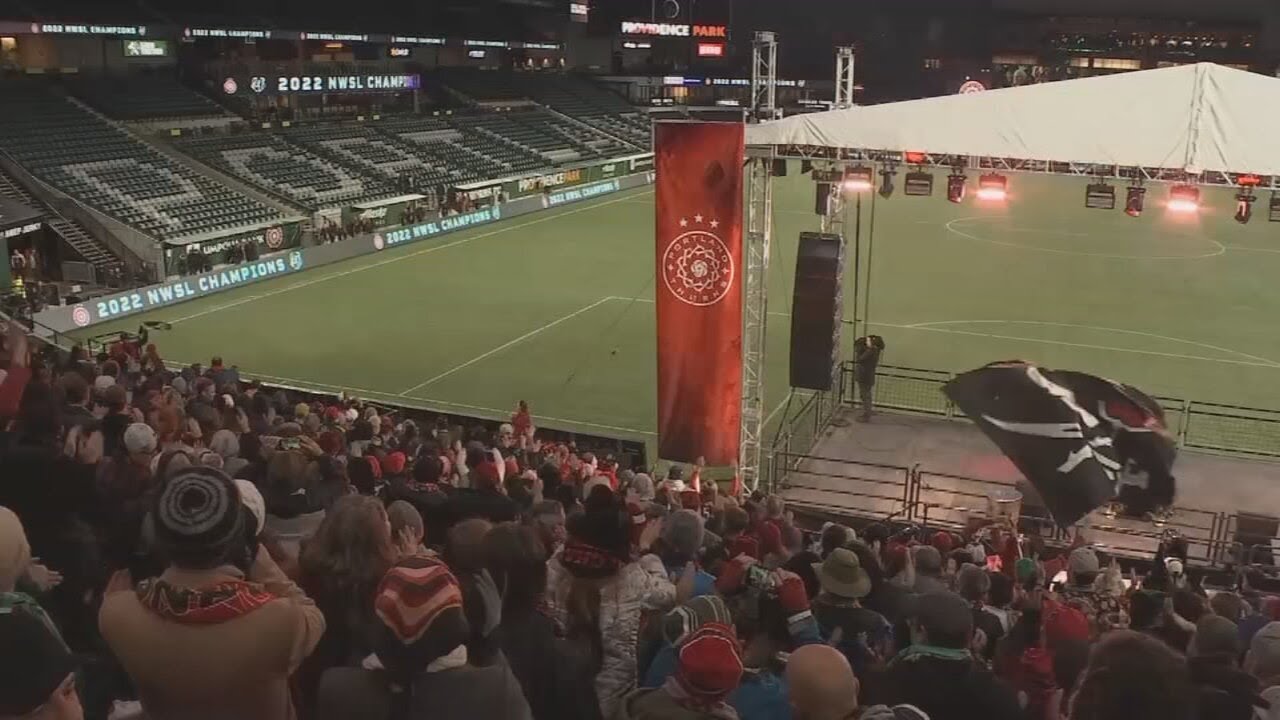 Fans gather to welcome back Thorns following NWSL Championship win ...