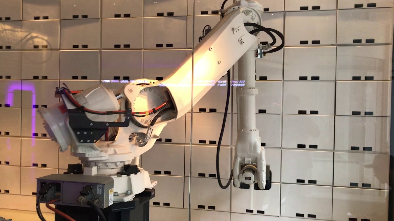 Le robot Yobot dans Hôtel New-yorkais - YouTube