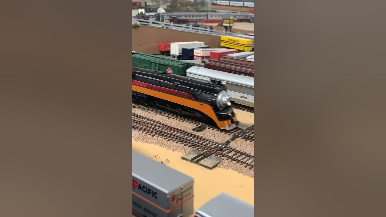 SP 4444 passing through Fort Worth #funrun #texas #modeltrains #hoscale #dcc #fun #hobby #samra ...