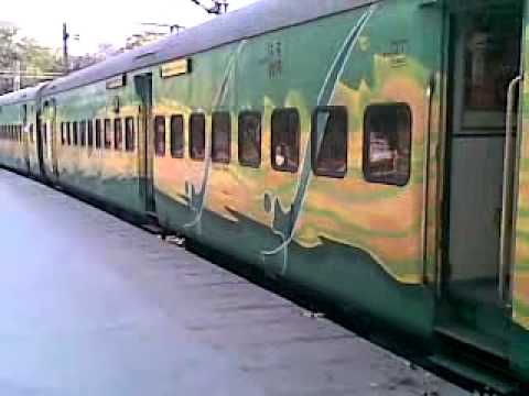 ndls howrah yuva express departing - YouTube
