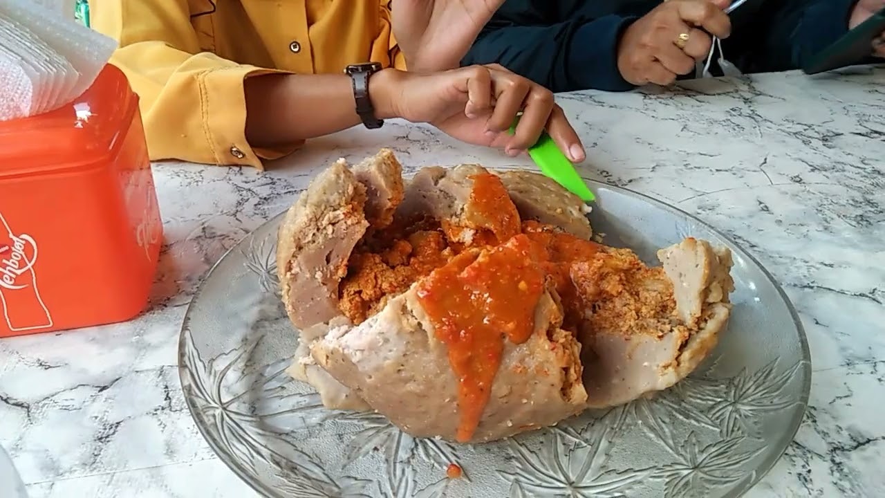 Mukbang Bakso Lava Jumbo Super Pedas - YouTube
