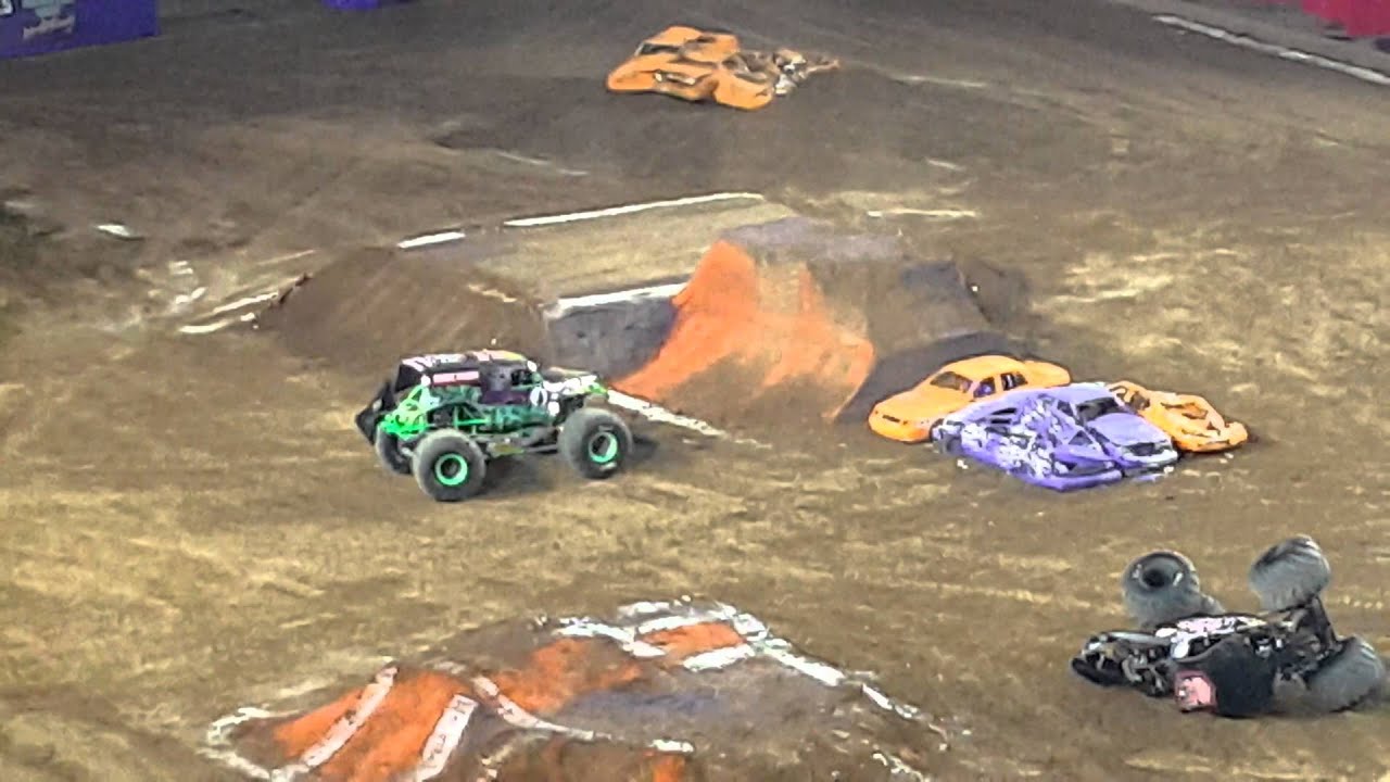 Monster Jam 2016 Glendale, AZ - Grave digger final freestyle!! 4K HD ...