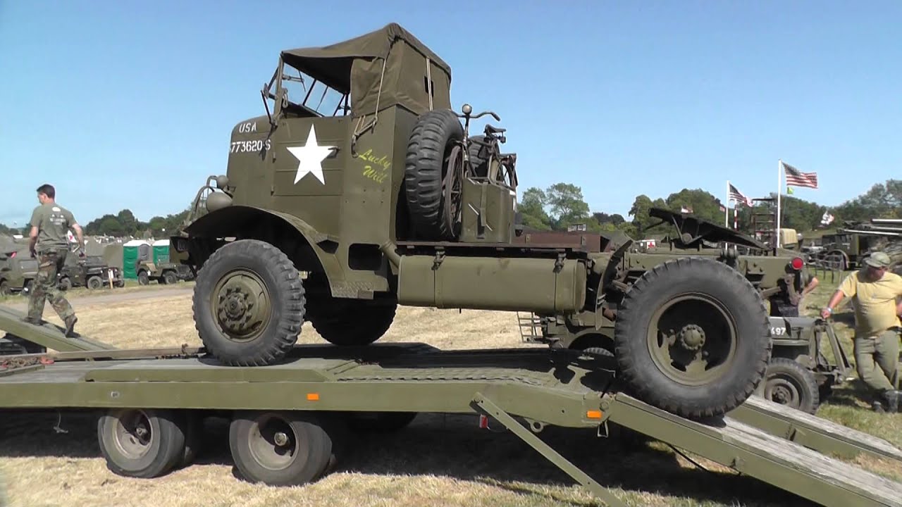 Federal 606 tank transporter unloading a Autocar U-7144T Tractor Unit ...