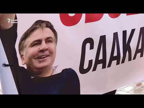 Saakaşvili məhkəməyə belə gətirildi - Tərəfdarları belə müdafiə etdilər