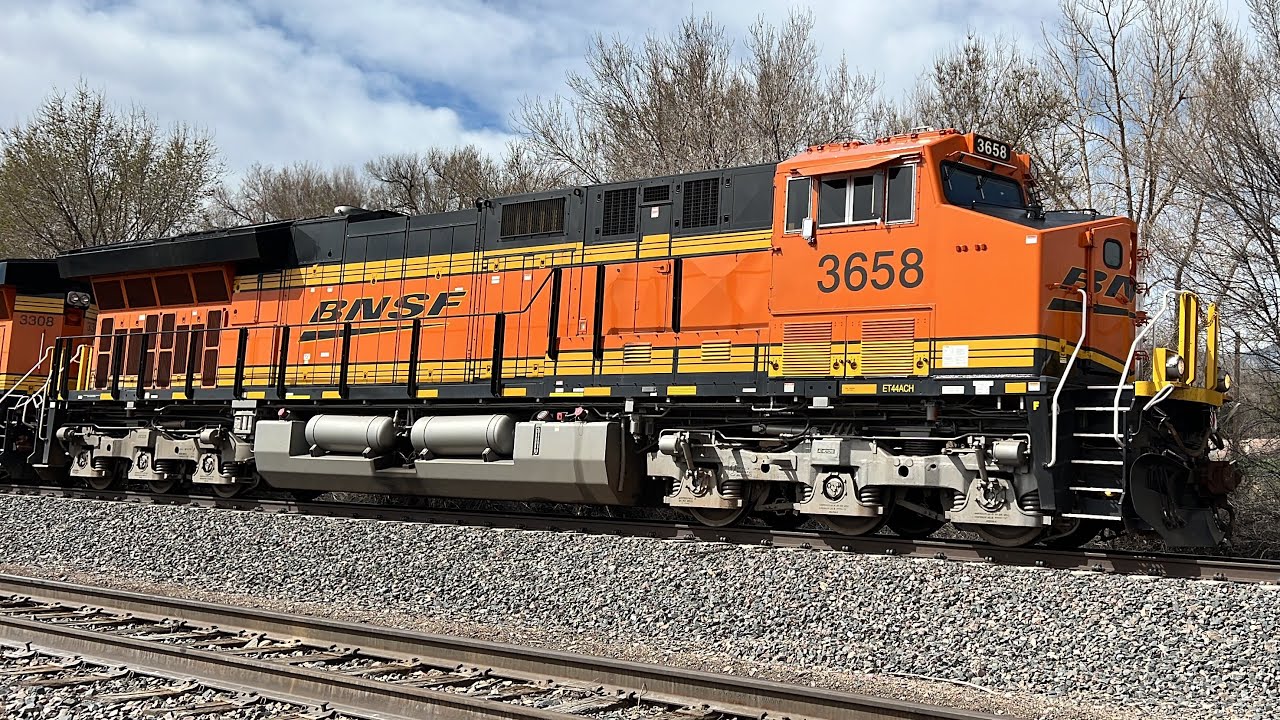 BNSF ET44ACH 3658 Leads E-STPNAM0-24D through Colorado Springs ...