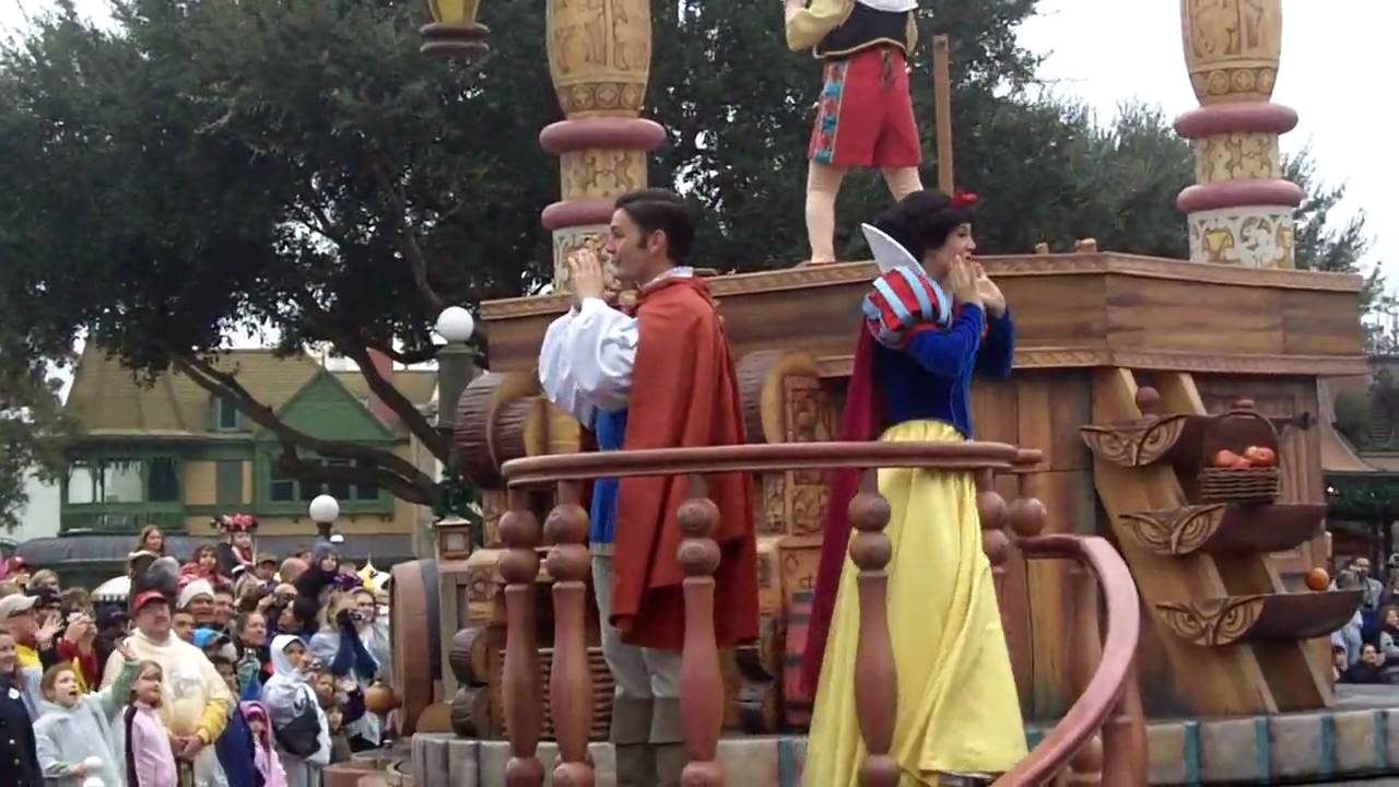 Snow White in the Parade - YouTube