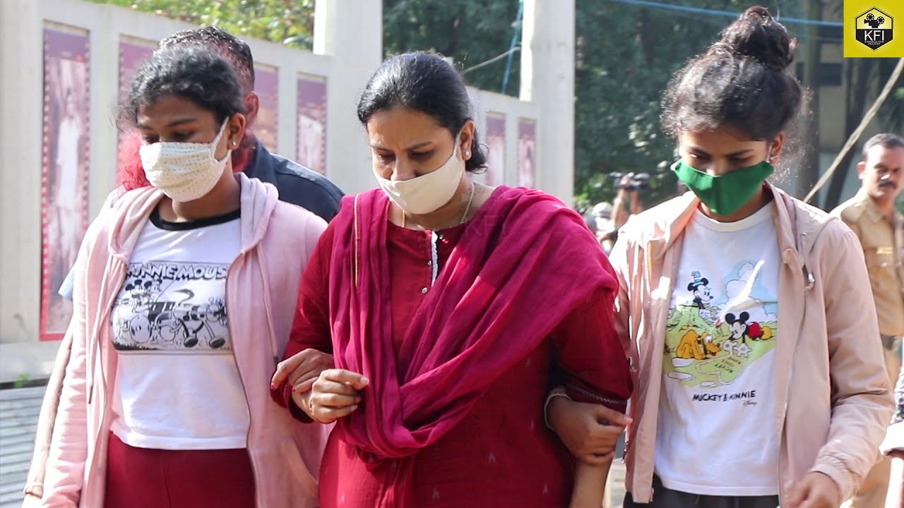 ಅಮ್ಮನ ಕೈ ಹಿಡಿದು ಮನೆಗೆ ಕರೆದುಕೊಂಡ ಹೋದ ಮಕ್ಕಳು | Puneeth Rajkumar Daughters ...