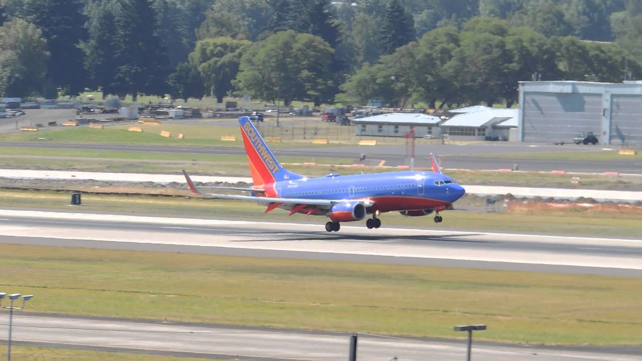 Southwest Airlines Boeing 737-700 [N797MX] landing in PDX - YouTube