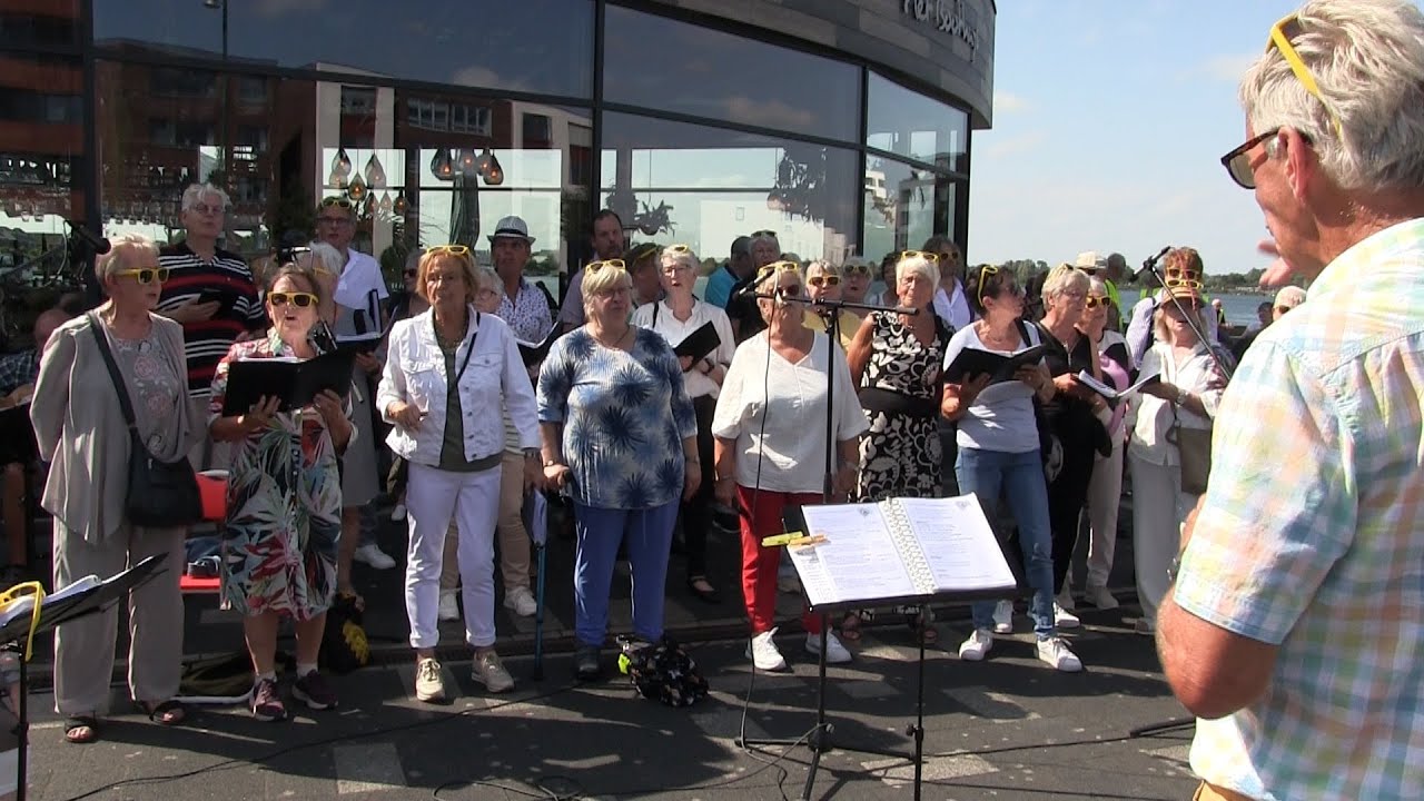 Smartlappenkoor Goei Volluk Cuijk - YouTube