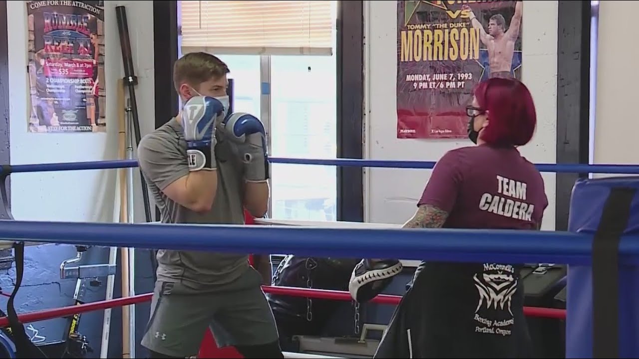 Travis Tries: Boxing with world champion Molly McConnell - YouTube