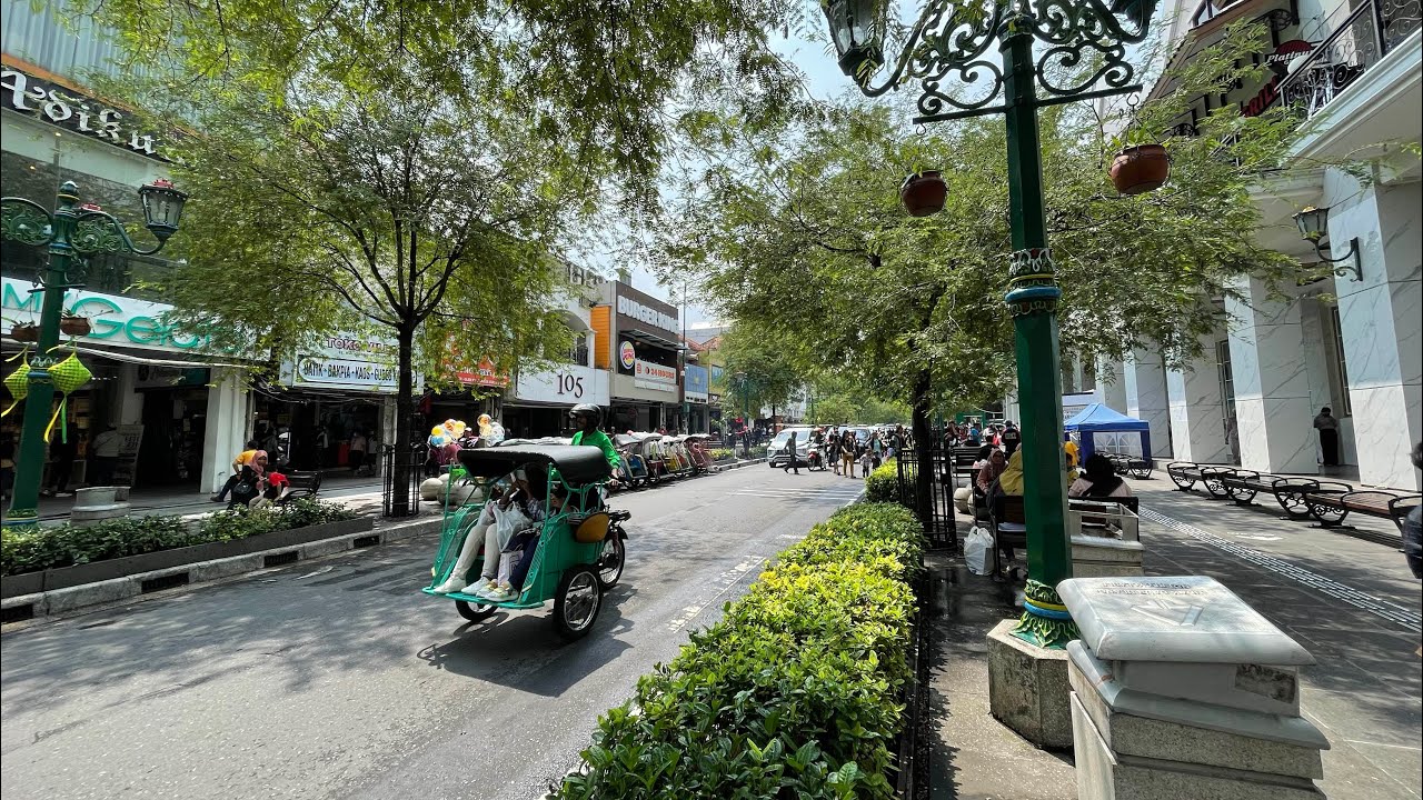 Jalan kaki dari malioboro ke stasiun tugu yogyakarta, walking to tugu ...