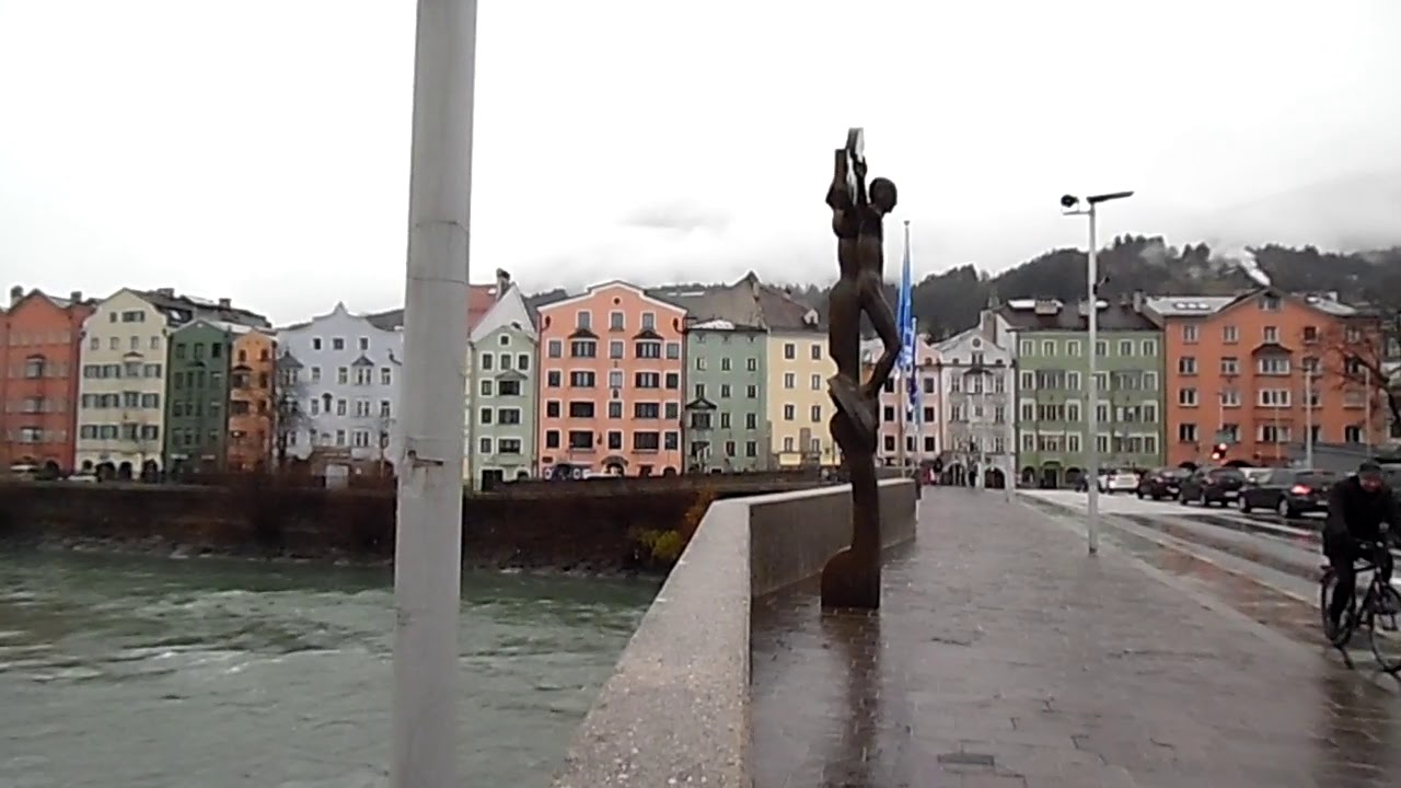 Brug over de rivier de Inn in Innsbruck (in Tirol, Oostenrijk) op 21-12 ...