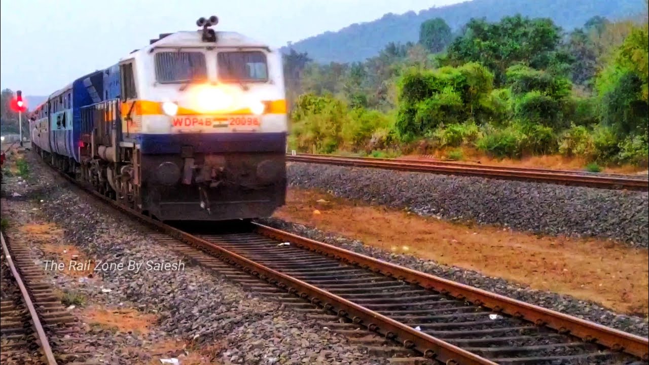BGKT WDP-4B hauling Marusagar express arriving at karwar | - YouTube