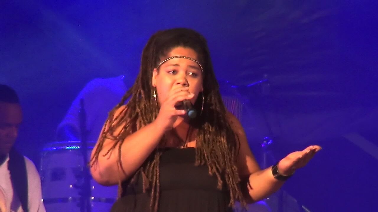 Linda REY - Regarde moi (Live "Choeurs de femmes") 2014 - YouTube