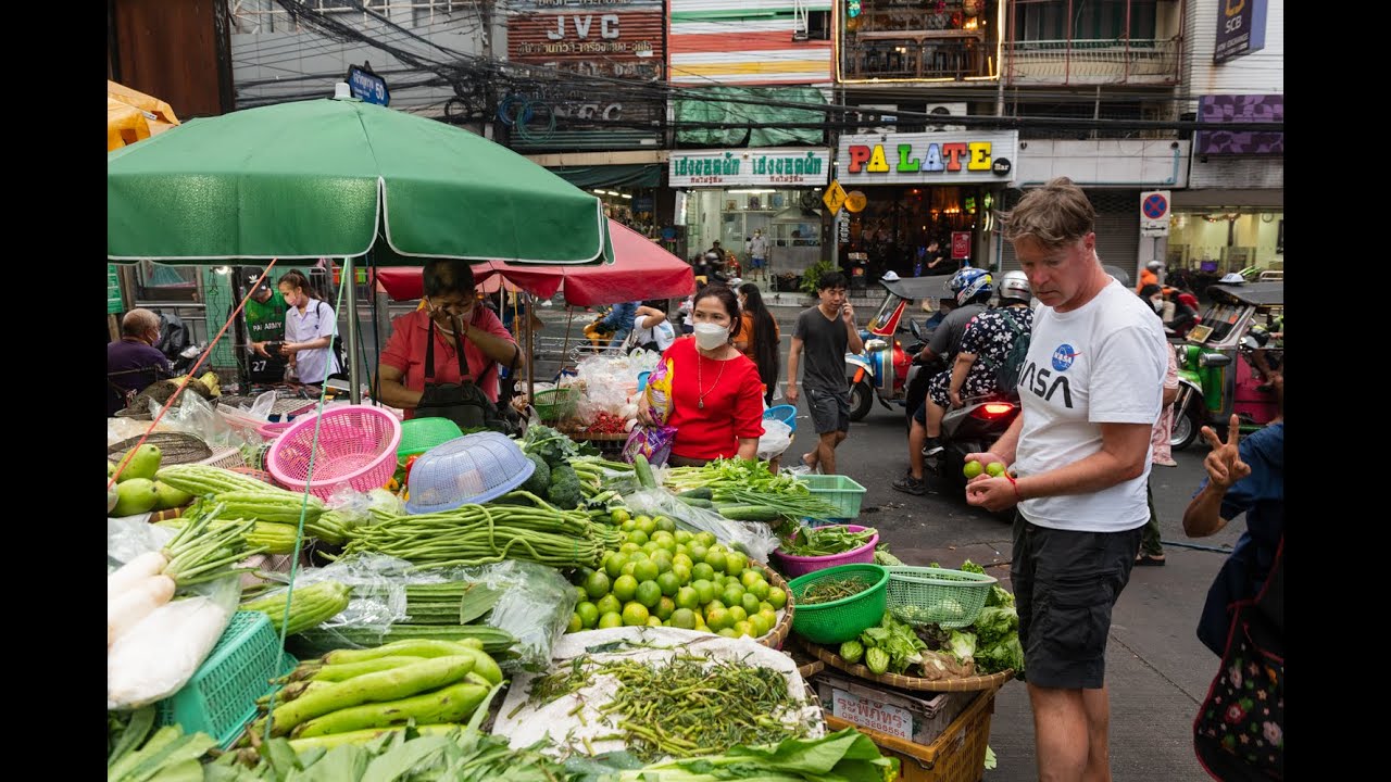 [4K] "Bangrak Night Bazaar" Thai street food destination on the evening ...