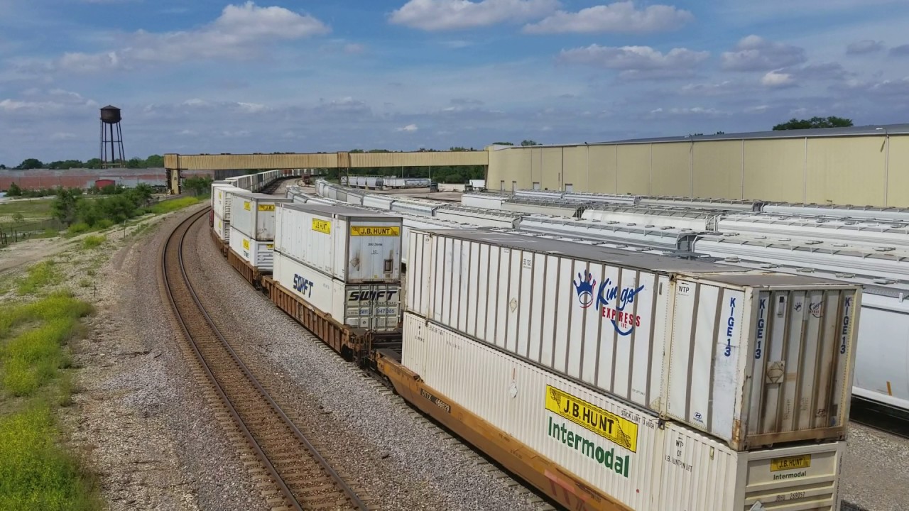 Eastbound BNSF stack train at Streator Illinois. - YouTube
