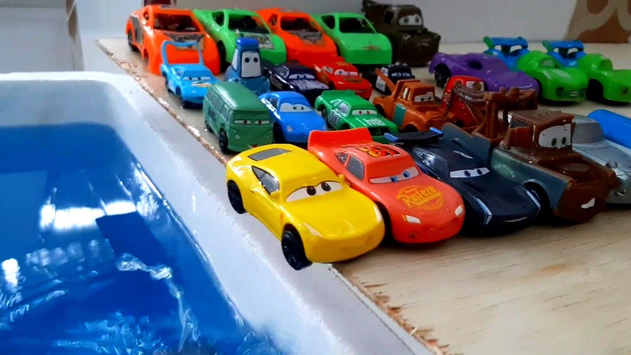 Disney Pixar cars Felling into deep pool | Lightning McQueen, Rayo ...