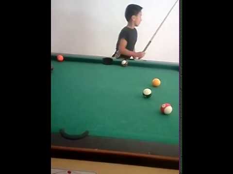 Küçük çocuklar nasıl bilardo oynar gizli çekim