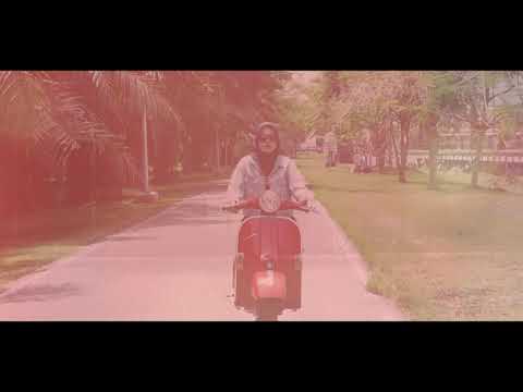 Cewek Macho Naik Vespa