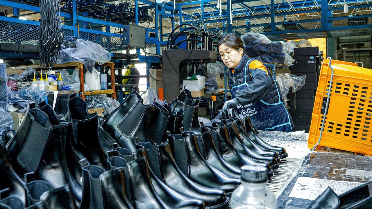 Shoe factory with a 50-year history. Handmade Chelsea Boots mass ...
