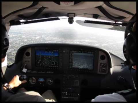 Cirrus SR-22 EVS camera in flight - YouTube