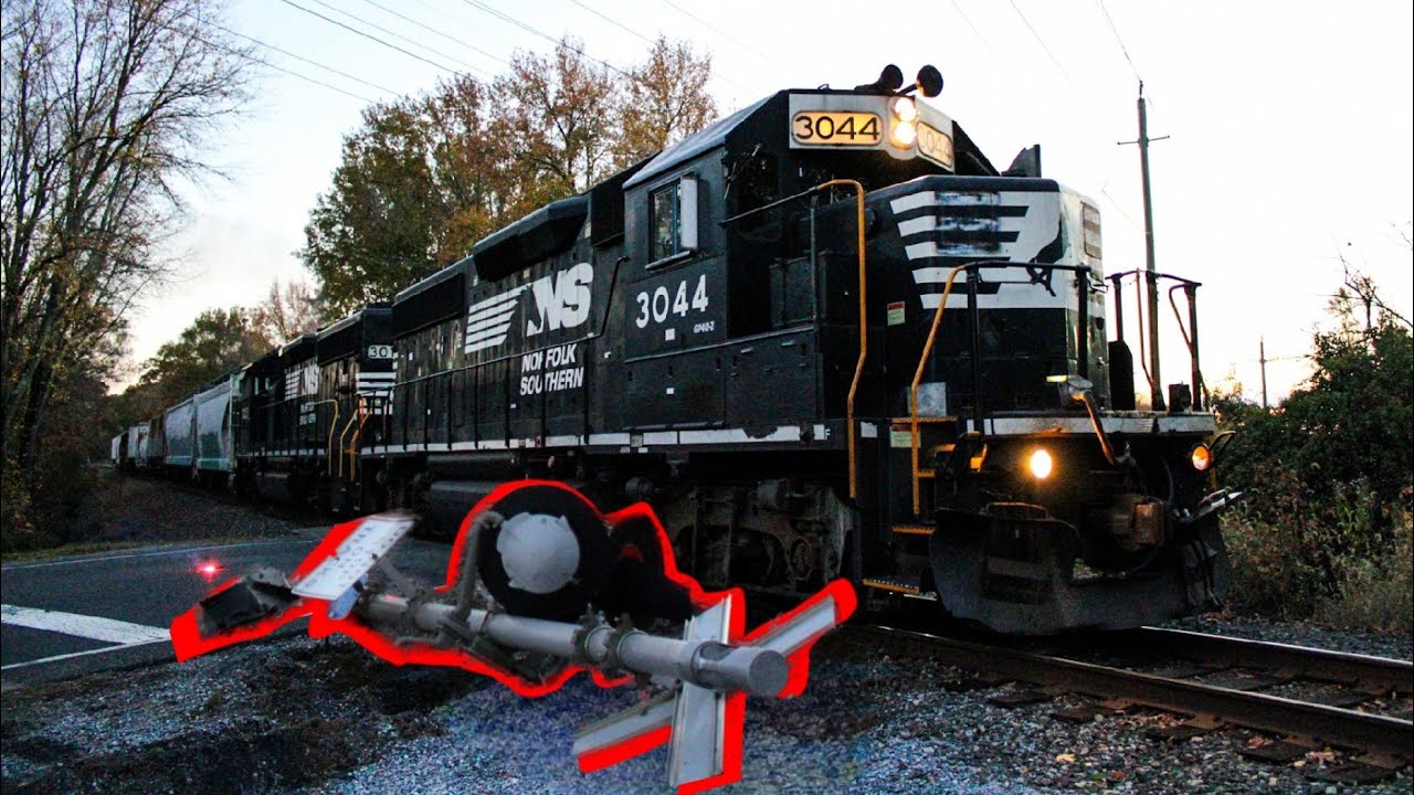 Broken Railroad Crossing Signal & Flare Action! NS 3044/NS 3013 CSAO MI ...