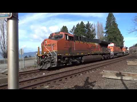 (SB) BNSF Loaded Grain Train passes through the Sunnyside Beach Pedestrian Railroad Crossing ...