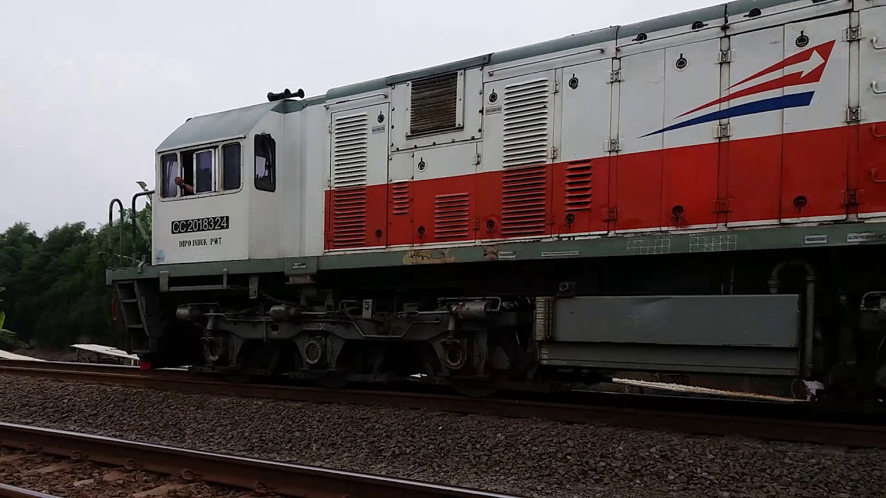 Lokomotif CC 201 62 Kereta 148 Jaka Tingkir - YouTube