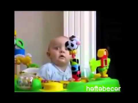 Üzeyirin səsini eşidən uşaq.