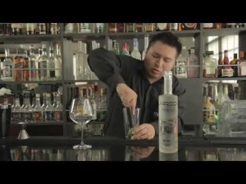 Cóctel "El Moradito Rendidor" de Maido y Larroca Pisco - YouTube