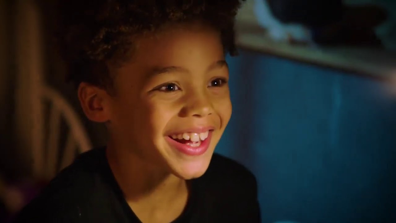 Omari Junior speelt in een Zak vol Geluk Stichting Zakgeld - YouTube