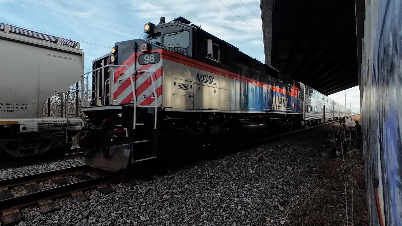 DON'T MISS This Crazy Metra Passenger Train Encounter! - YouTube
