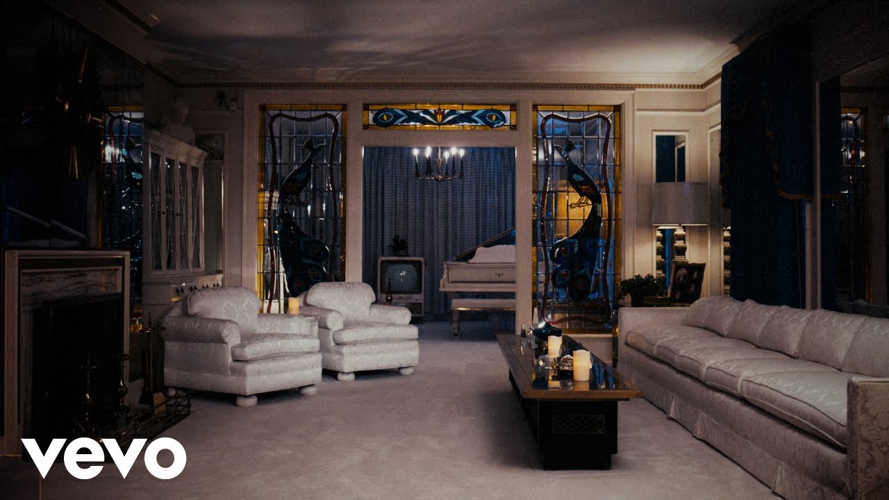 Elvis Presley - Suspicious Minds in the Graceland Living Room during a ...