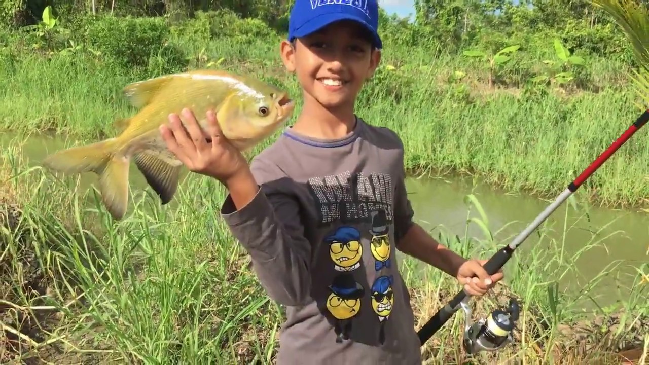 My cousin learns how to fish - Tambaqui pond - Suriname - YouTube